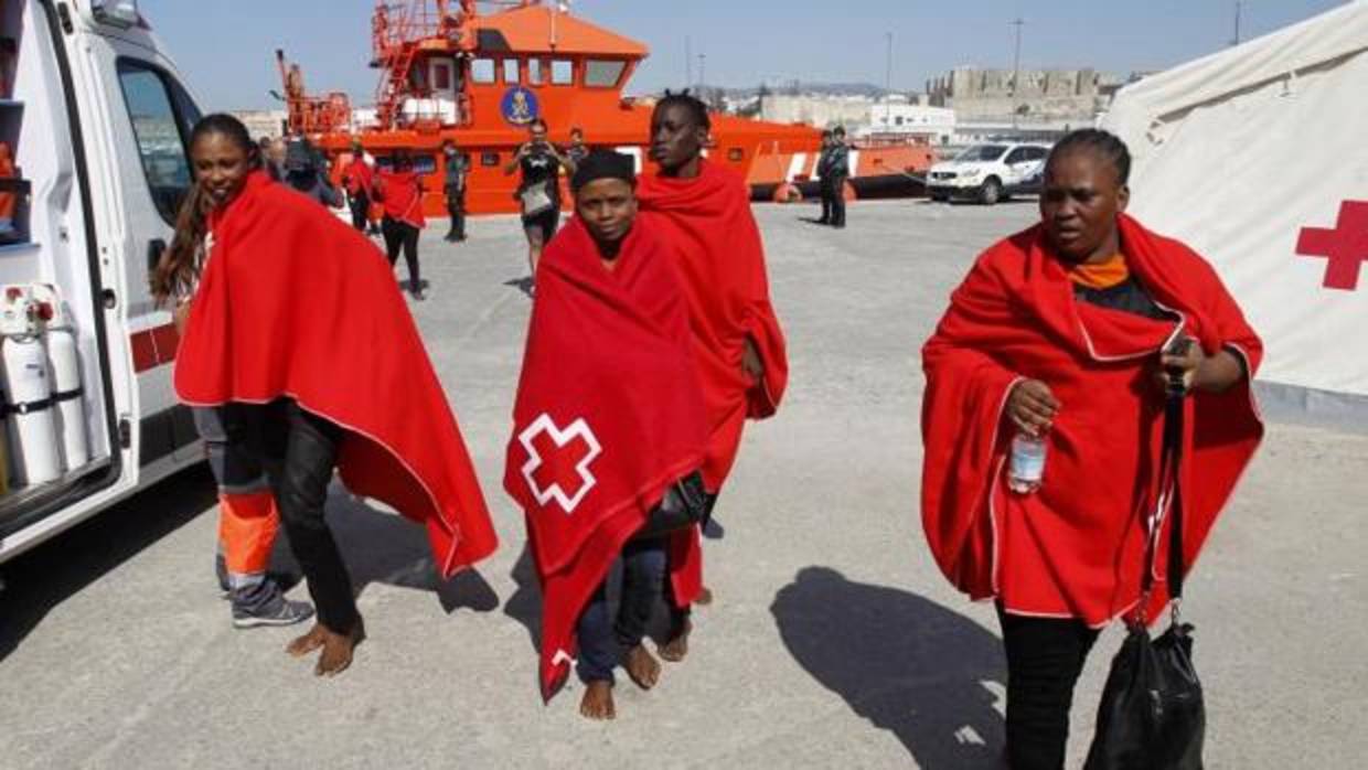 Rescatados ocho inmigrantes, entre ellos una mujer, en una patera en Tarifa