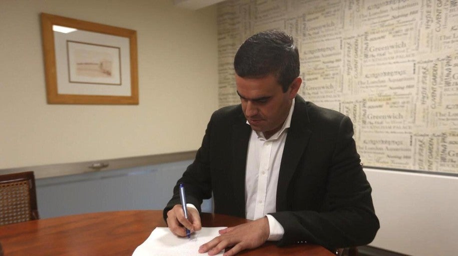 El PP se compromete ante notario a mantener «a todos los trabajadores ...