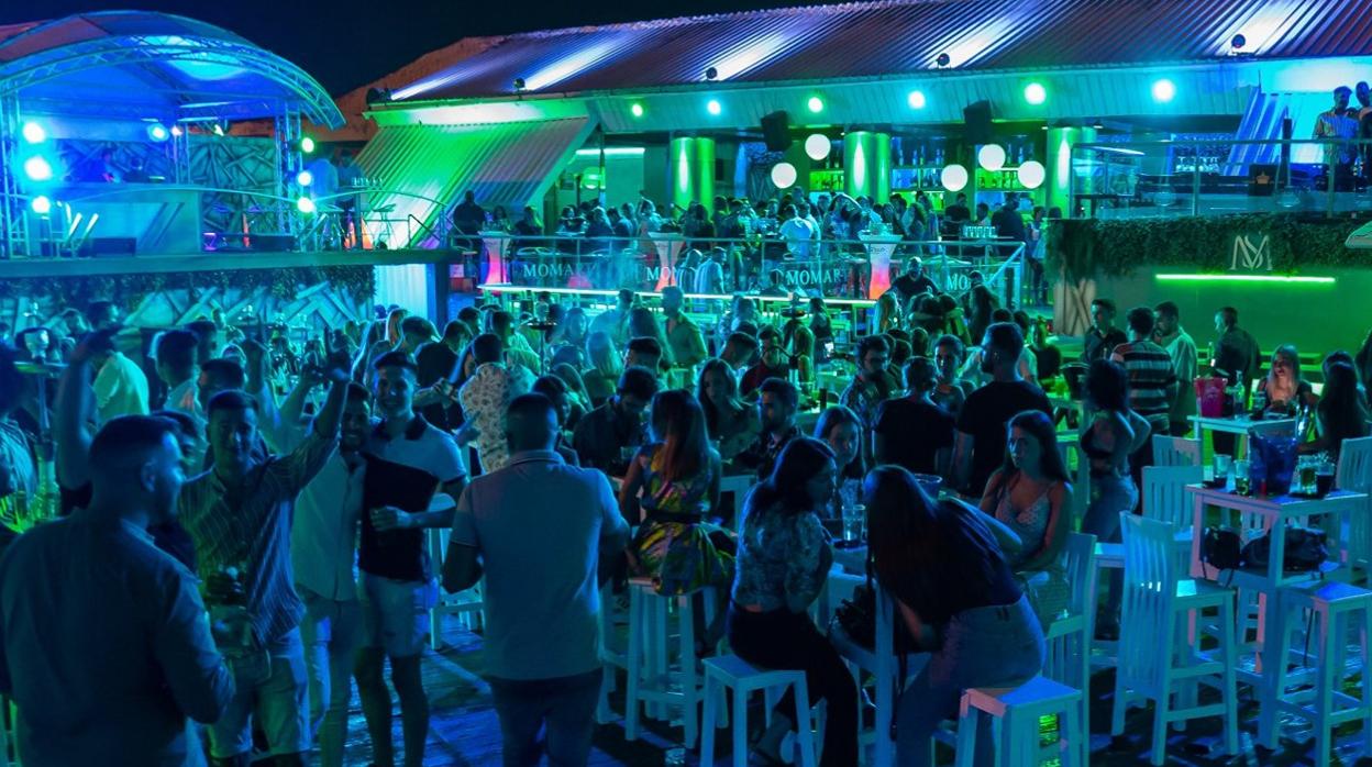 Desalojan la discoteca Momart de Cádiz de madrugada por exceso de aforo