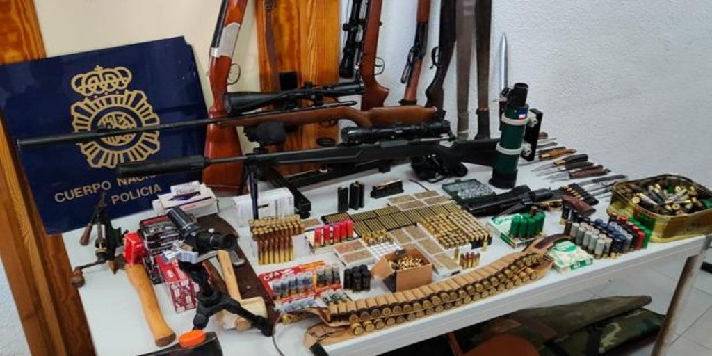 Localizan en La Línea un coche con armas de fuego y material de guerra